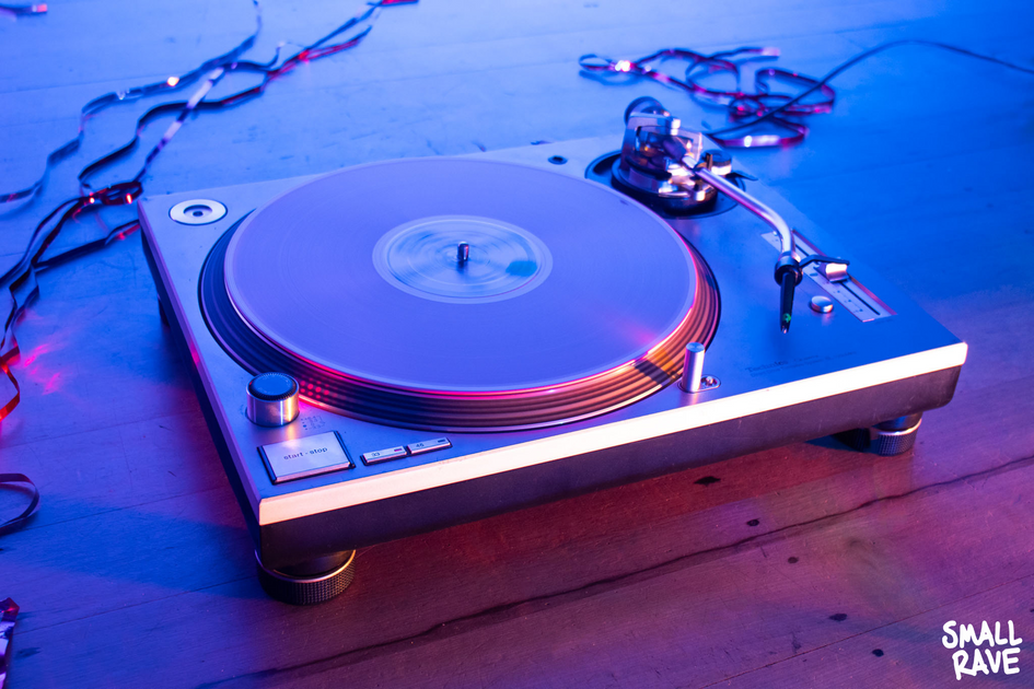 DJ GEAR – SMALL RAVE